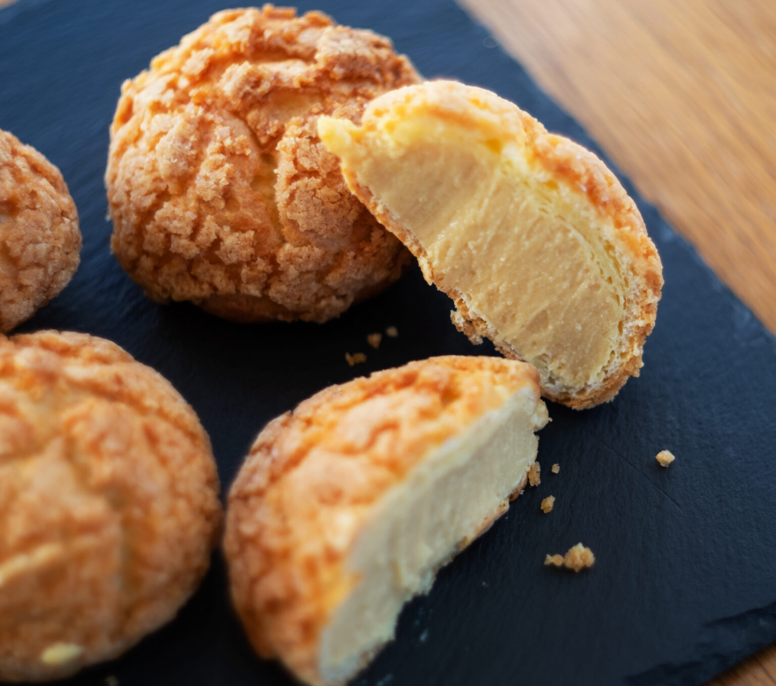 Choux au Craquelin cu Caramel Sărat - Royal Sweets